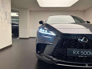 Pelēks Lexus RX 500h 2026 Kauņa, ar dzinēja tilpumu 2.39 L un nobraukumu 10 tūkst. km par 88000 €, foto 36 vietnē AUTOMOTO.COM.LV