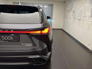 Pelēks Lexus RX 500h 2026 Kauņa, ar dzinēja tilpumu 2.39 L un nobraukumu 10 tūkst. km par 88000 €, foto 37 vietnē AUTOMOTO.COM.LV