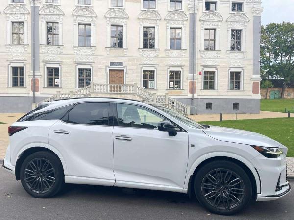 White Lexus RX 500h 2023 in Vilnius, with an engine capacity of 2.39 L and mileage of 102 thousand km for 66000 €, photo 1 on AUTOMOTO.COM.LV