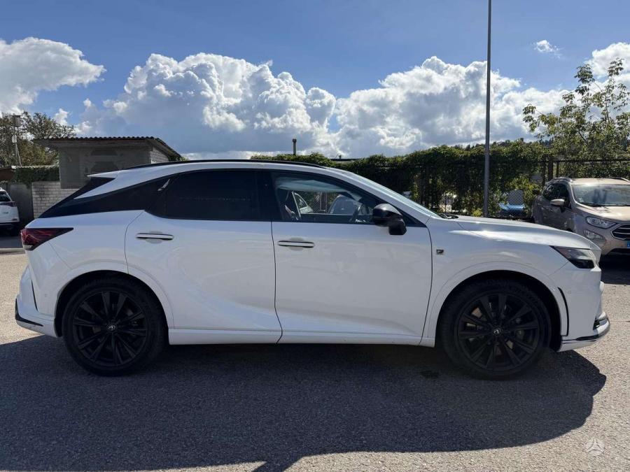 Balts Lexus RX 500h 2023 Viļņa, ar dzinēja tilpumu 0.00 L un nobraukumu 114 tūkst. km par 49900 €, foto 4 vietnē AUTOMOTO.COM.LV