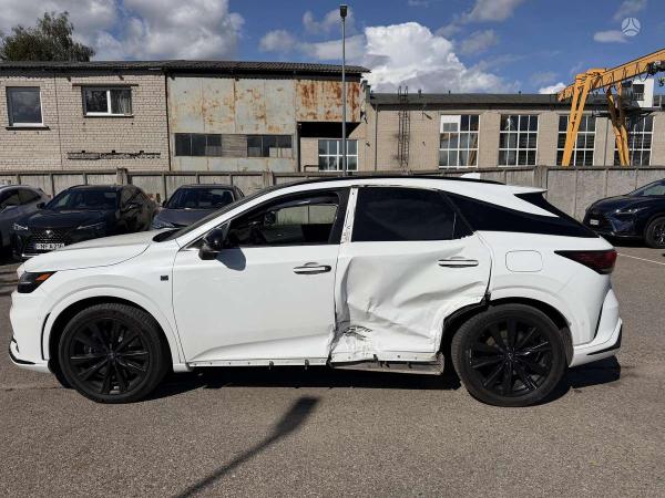 White Lexus RX 500h 2023 in Vilnius, with an engine capacity of 0.00 L and mileage of 114 thousand km for 49900 €, photo 7 on AUTOMOTO.COM.LV