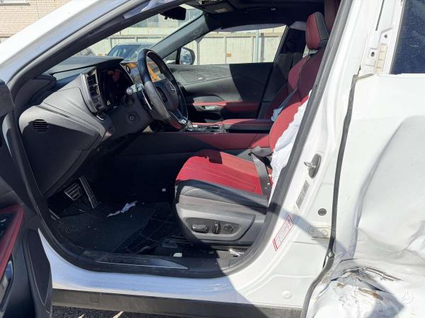 White Lexus RX 500h 2023 in Vilnius, with an engine capacity of 0.00 L and mileage of 114 thousand km for 49900 €, photo 10 on AUTOMOTO.COM.LV