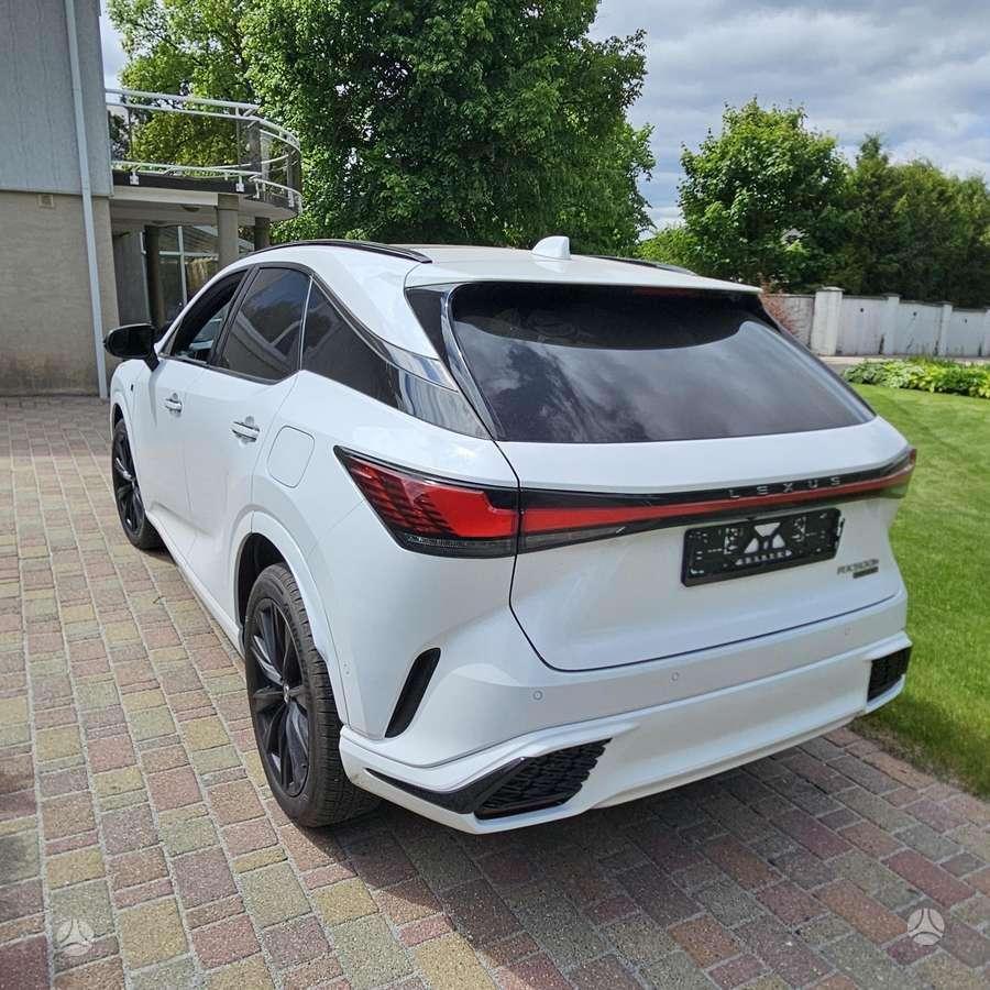 Balts Lexus RX 500h 2023 Viļņa, ar dzinēja tilpumu 2.50 L un nobraukumu 7 tūkst. km par 60600 €, foto 5 vietnē AUTOMOTO.COM.LV