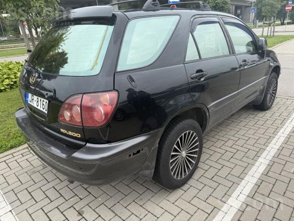 Black Lexus RX 1999 in Riga, with an engine capacity of 3.00 L and mileage of 212 thousand km for 990 €, photo 2 on AUTOMOTO.COM.LV
