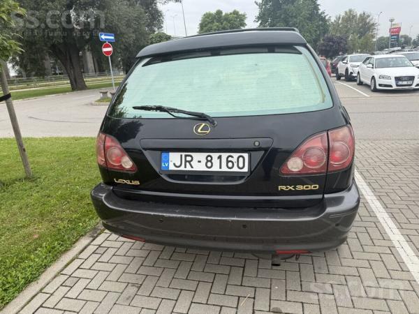 Black Lexus RX 1999 in Riga, with an engine capacity of 3.00 L and mileage of 212 thousand km for 990 €, photo 5 on AUTOMOTO.COM.LV