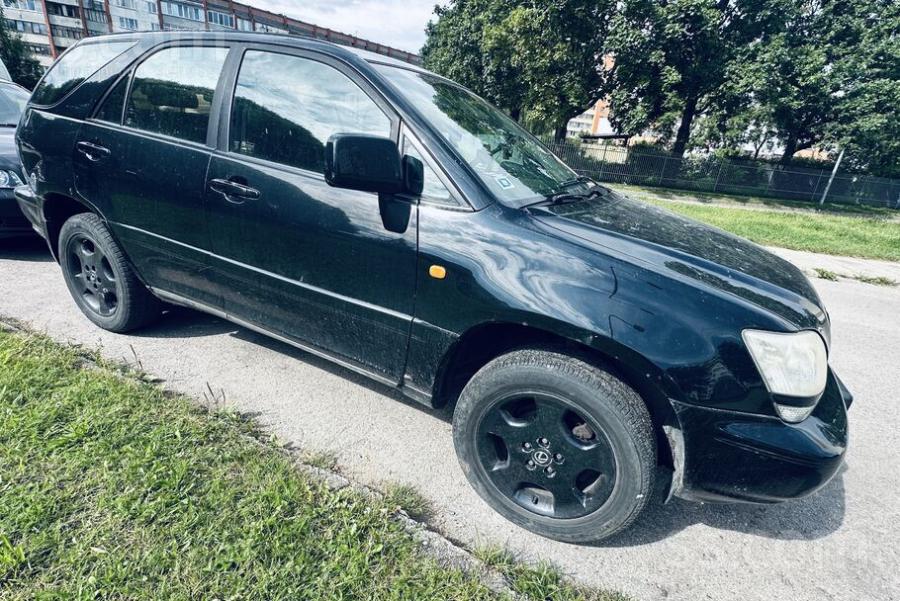 Black Lexus RX 2001 in Riga, with an engine capacity of 3.00 L and mileage of 307 thousand km for 1589 €, photo 4 on AUTOMOTO.COM.LV