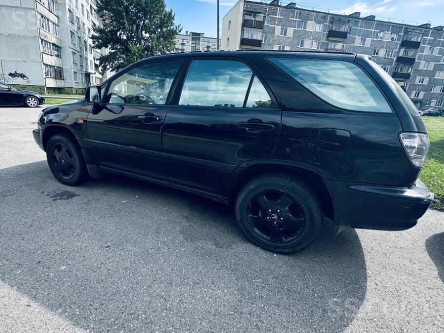 Black Lexus RX 2001 in Riga, with an engine capacity of 3.00 L and mileage of 307 thousand km for 1589 €, photo 6 on AUTOMOTO.COM.LV
