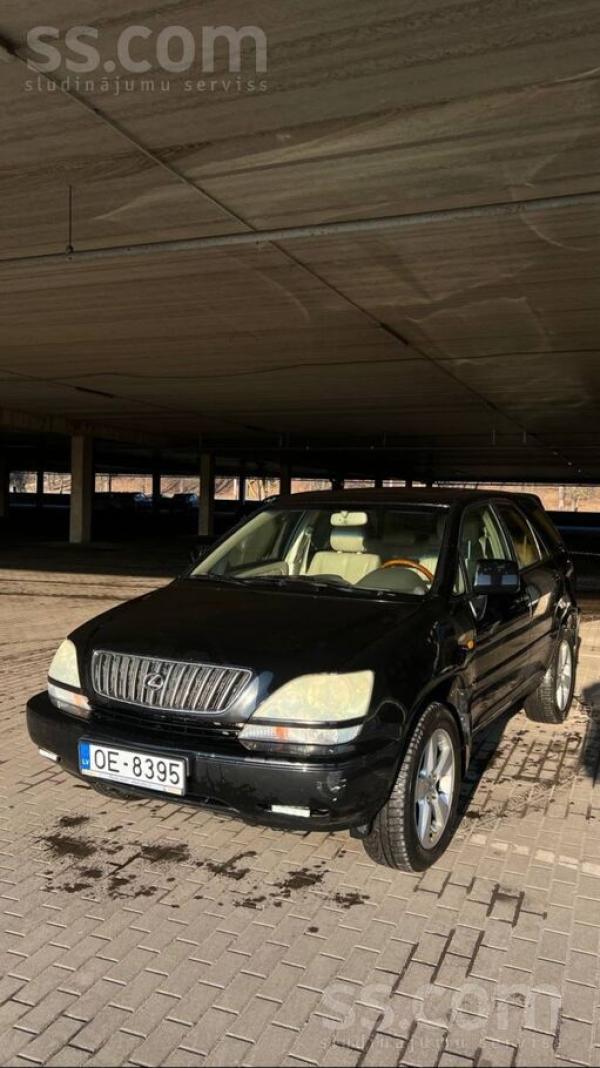 Black Lexus RX 2002 in Riga, with an engine capacity of 3.00 L and mileage of 322 thousand km for 2700 €, photo 1 on AUTOMOTO.COM.LV