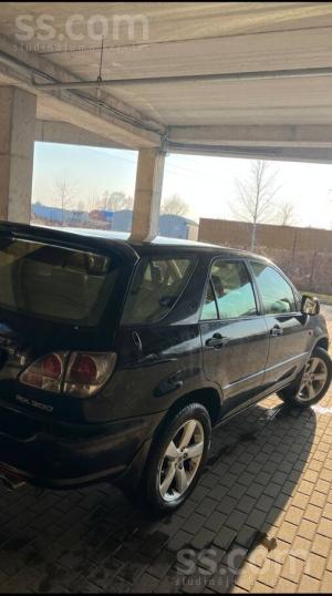 Black Lexus RX 2002 in Riga, with an engine capacity of 3.00 L and mileage of 322 thousand km for 2700 €, photo 3 on AUTOMOTO.COM.LV