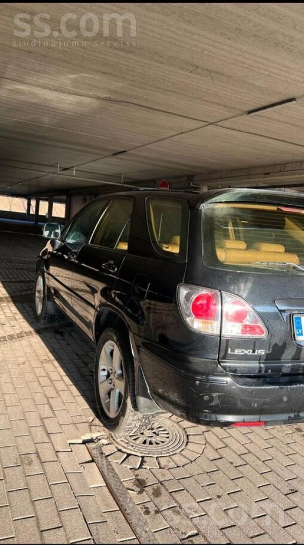 Black Lexus RX 2002 in Riga, with an engine capacity of 3.00 L and mileage of 322 thousand km for 2700 €, photo 3 on AUTOMOTO.COM.LV