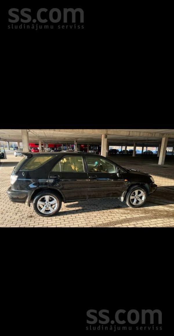 Black Lexus RX 2002 in Riga, with an engine capacity of 3.00 L and mileage of 322 thousand km for 2700 €, photo 4 on AUTOMOTO.COM.LV