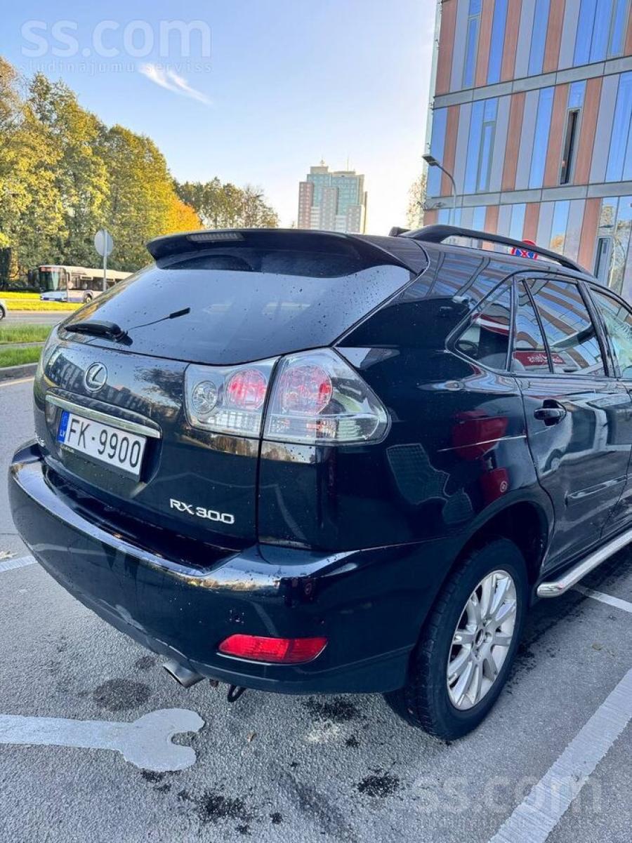 Black Lexus RX 2005 in Riga, with an engine capacity of 3.00 L and mileage of 241 thousand km for 2600 €, photo 4 on AUTOMOTO.COM.LV