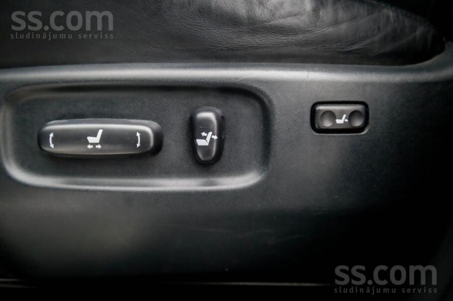 Black Lexus RX 2006 in Riga, with an engine capacity of 3.30 L and mileage of 204 thousand km for 6490 €, photo 14 on AUTOMOTO.COM.LV