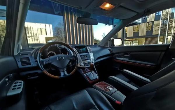 Black Lexus RX 2007 in Riga, with an engine capacity of 3.30 L and mileage of 148 thousand km for 8990 €, photo 2 on AUTOMOTO.COM.LV