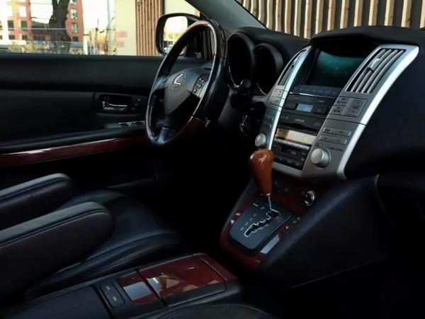 Black Lexus RX 2007 in Riga, with an engine capacity of 3.30 L and mileage of 148 thousand km for 8990 €, photo 4 on AUTOMOTO.COM.LV