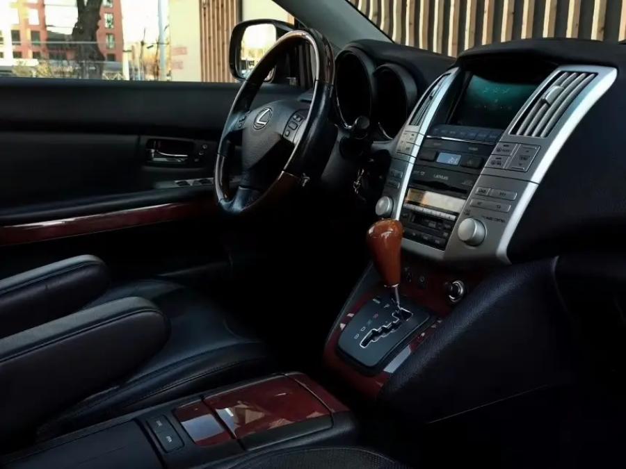 Black Lexus RX 2007 in Riga, with an engine capacity of 3.30 L and mileage of 148 thousand km for 8990 €, photo 5 on AUTOMOTO.COM.LV