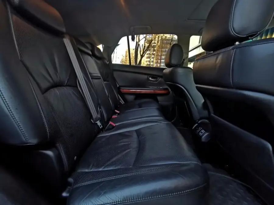 Black Lexus RX 2007 in Riga, with an engine capacity of 3.30 L and mileage of 148 thousand km for 8990 €, photo 7 on AUTOMOTO.COM.LV