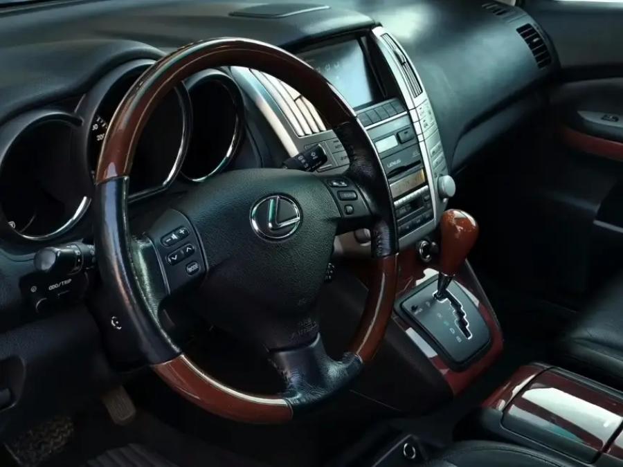 Black Lexus RX 2007 in Riga, with an engine capacity of 3.30 L and mileage of 148 thousand km for 8990 €, photo 9 on AUTOMOTO.COM.LV