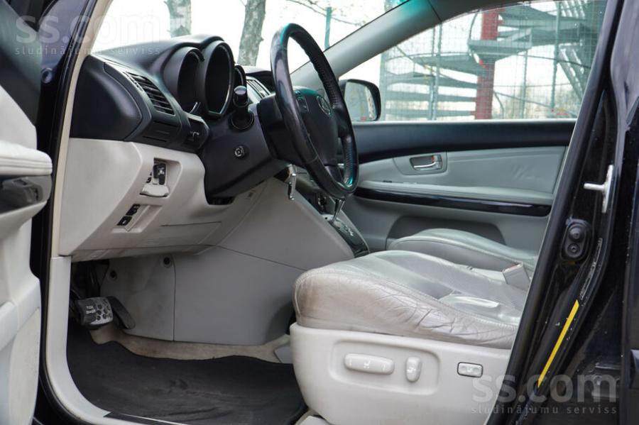 Black Lexus RX 2009 in Riga, with an engine capacity of 3.50 L and mileage of 258 thousand km for 5990 €, photo 15 on AUTOMOTO.COM.LV