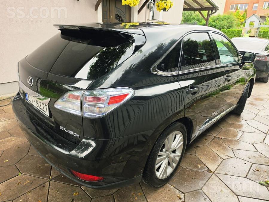 Black Lexus RX 2010 in Riga, with an engine capacity of 3.50 L and mileage of 270 thousand km for 6900 €, photo 4 on AUTOMOTO.COM.LV