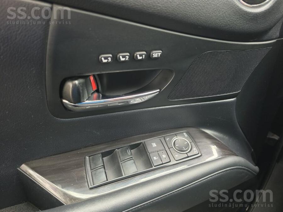 Black Lexus RX 2010 in Riga, with an engine capacity of 3.50 L and mileage of 270 thousand km for 6900 €, photo 16 on AUTOMOTO.COM.LV