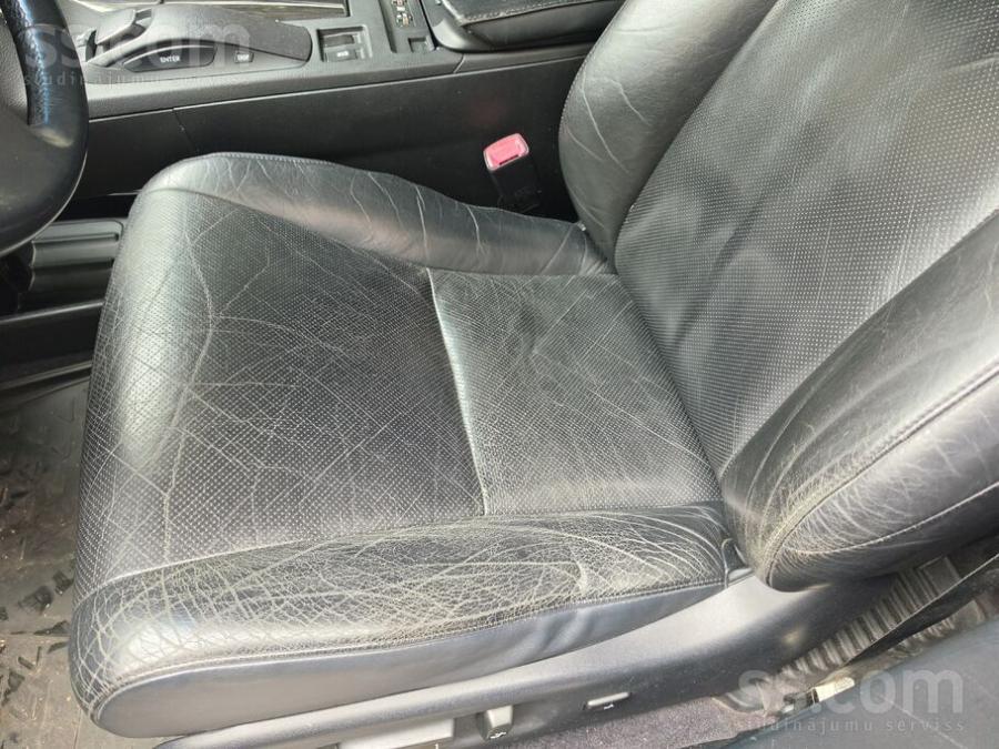 Black Lexus RX 2010 in Riga, with an engine capacity of 3.50 L and mileage of 270 thousand km for 6900 €, photo 18 on AUTOMOTO.COM.LV