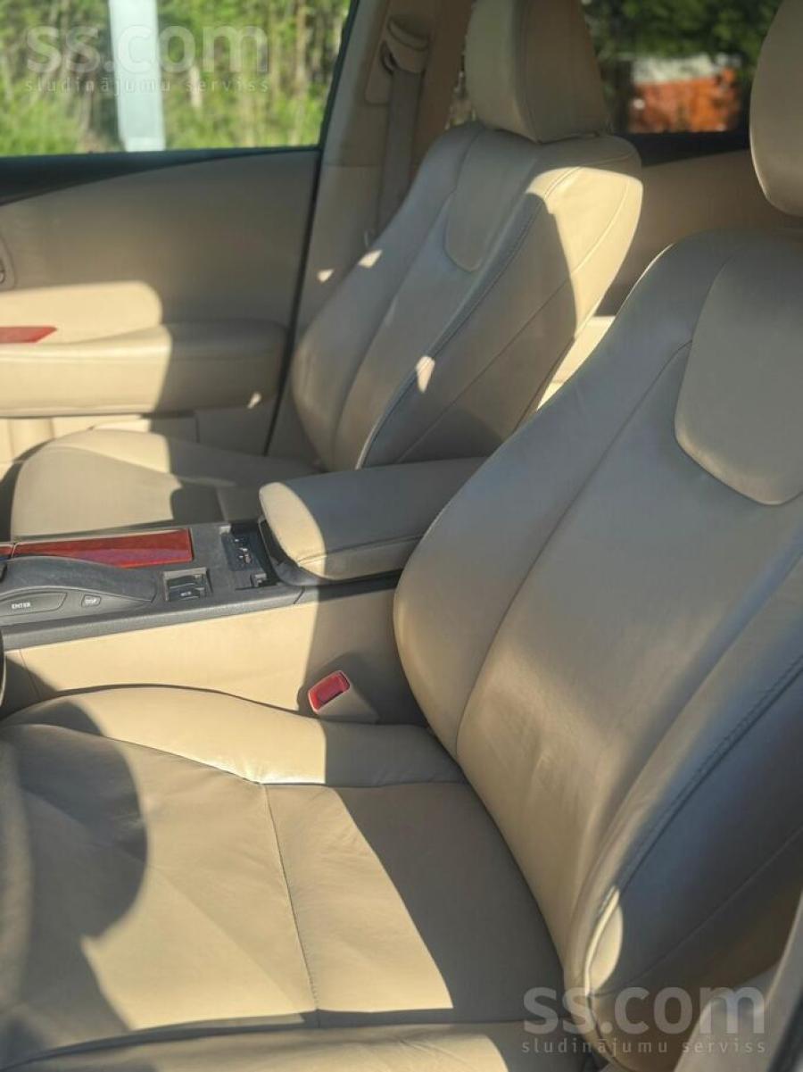 Black Lexus RX 2010 in Riga, with an engine capacity of 3.50 L and mileage of 262 thousand km for 10900 €, photo 10 on AUTOMOTO.COM.LV