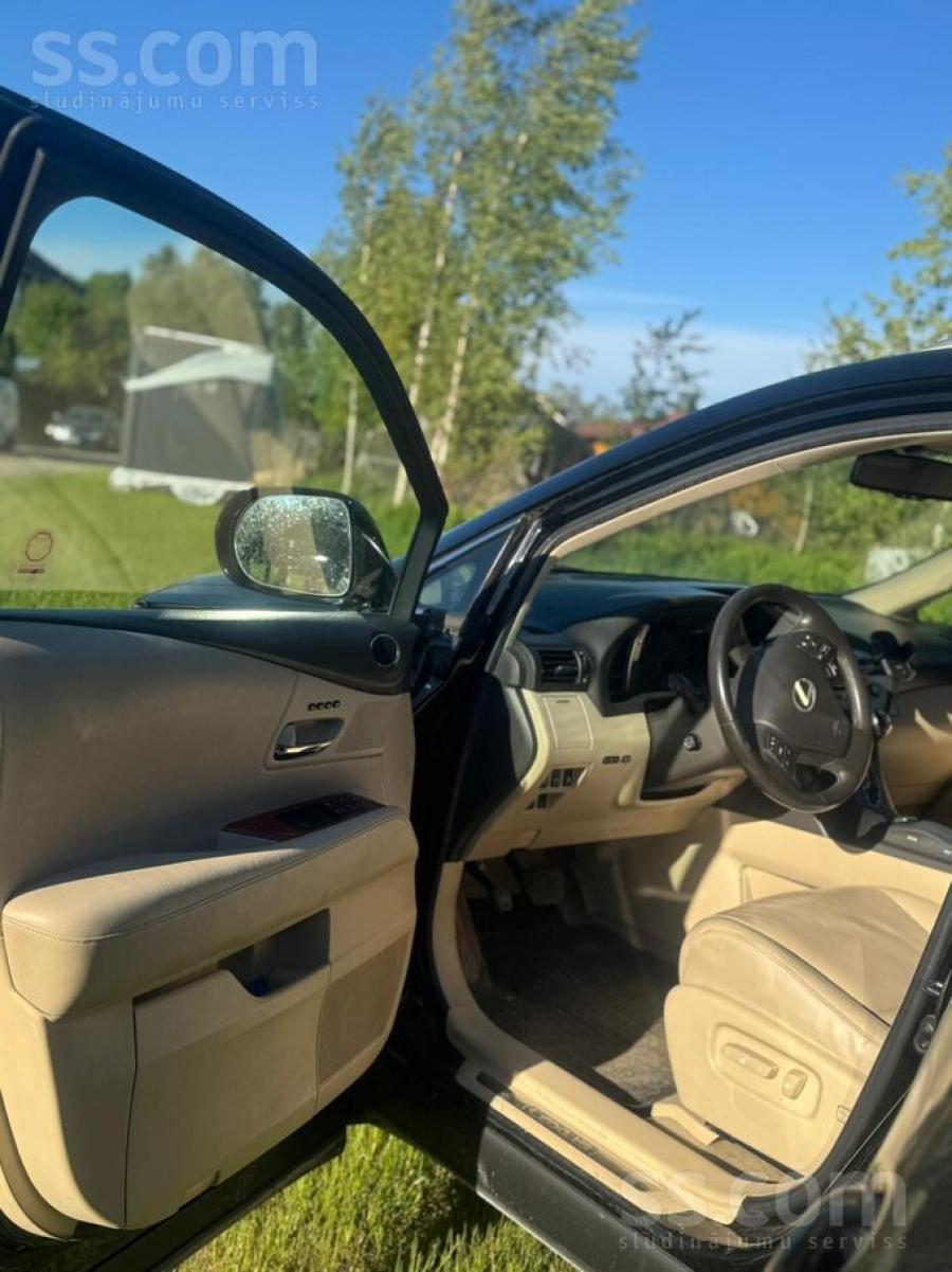 Black Lexus RX 2010 in Riga, with an engine capacity of 3.50 L and mileage of 262 thousand km for 10900 €, photo 11 on AUTOMOTO.COM.LV