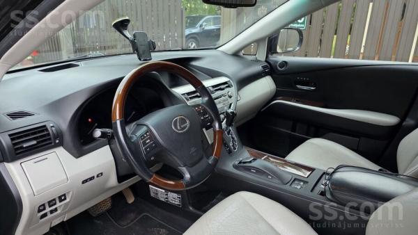Black Lexus RX 2010 in Riga, with an engine capacity of 3.50 L and mileage of 198 thousand km for 12921 €, photo 4 on AUTOMOTO.COM.LV