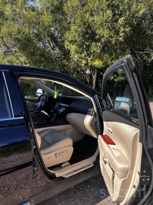 Black Lexus RX 2010 in Jurmala, with an engine capacity of 3.50 L and mileage of 176 thousand km for 12400 €, photo 8 on AUTOMOTO.COM.LV