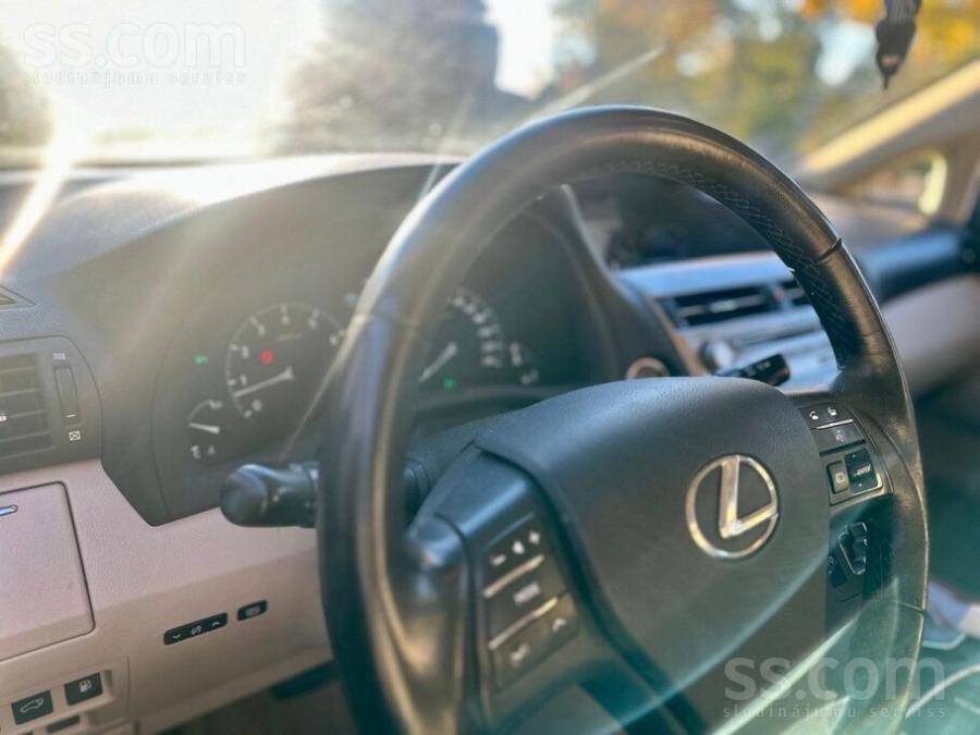 Black Lexus RX 2010 in Riga, with an engine capacity of 3.50 L and mileage of 285 thousand km for 9200 €, photo 9 on AUTOMOTO.COM.LV