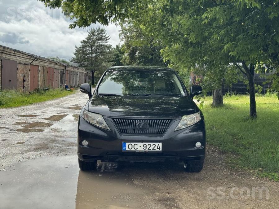 Black Lexus RX 2011 in Riga, with an engine capacity of 3.50 L and mileage of 304 thousand km for 11700 €, photo 4 on AUTOMOTO.COM.LV