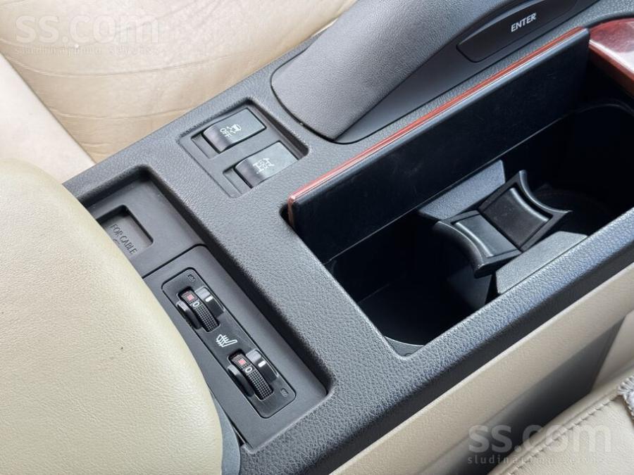 Black Lexus RX 2011 in Riga, with an engine capacity of 3.50 L and mileage of 304 thousand km for 11700 €, photo 10 on AUTOMOTO.COM.LV