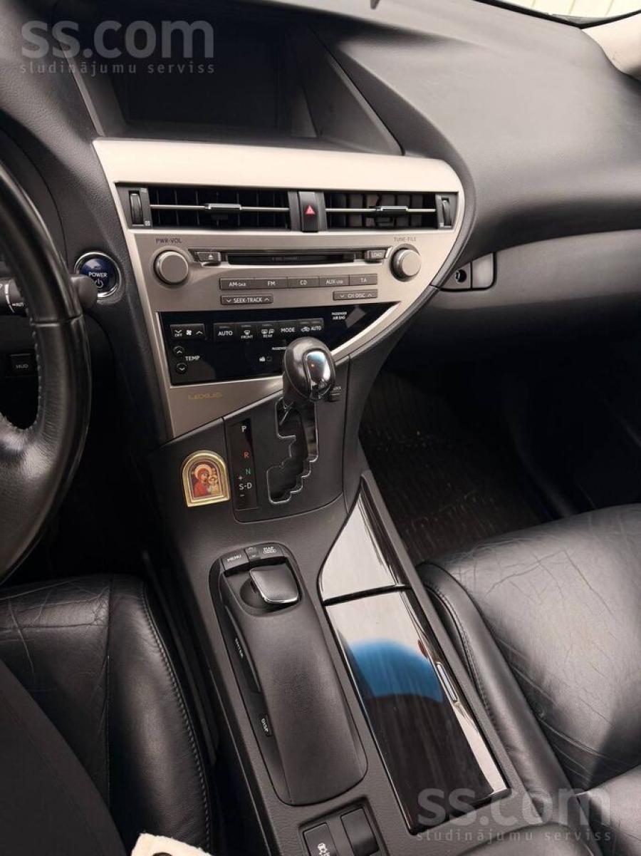 Black Lexus RX 2012 in Riga, with an engine capacity of 3.50 L and mileage of 195 thousand km for 13500 €, photo 8 on AUTOMOTO.COM.LV