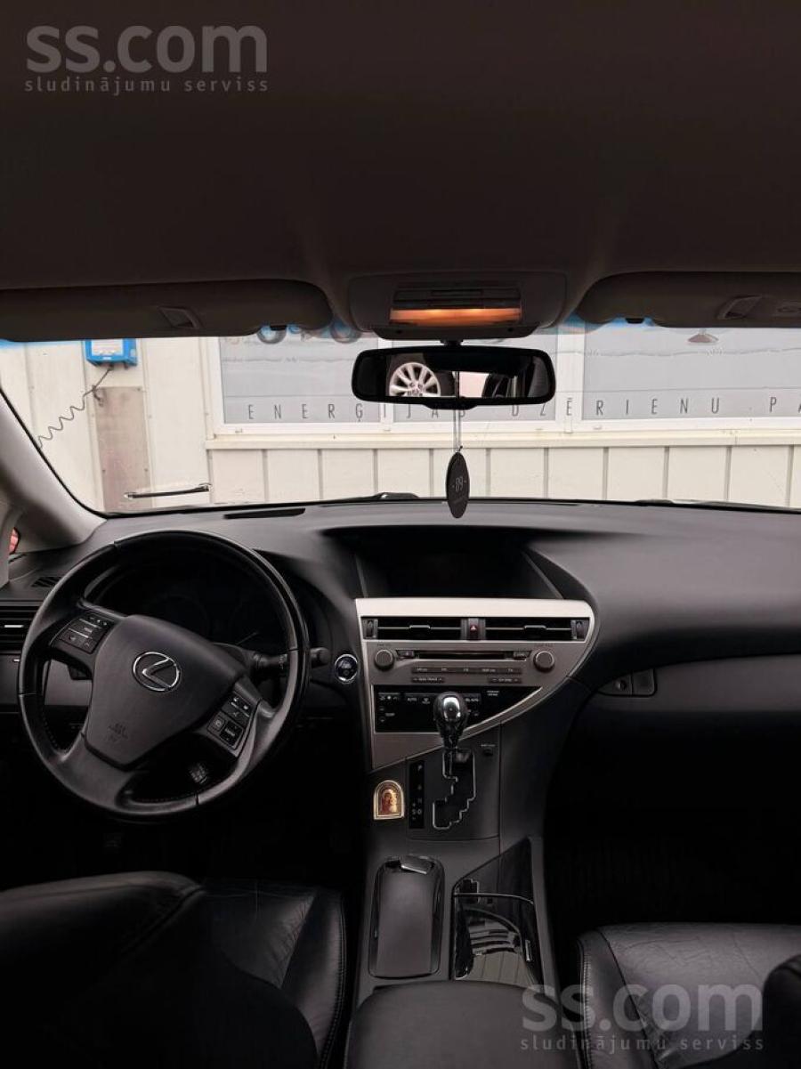 Black Lexus RX 2012 in Riga, with an engine capacity of 3.50 L and mileage of 195 thousand km for 13500 €, photo 9 on AUTOMOTO.COM.LV