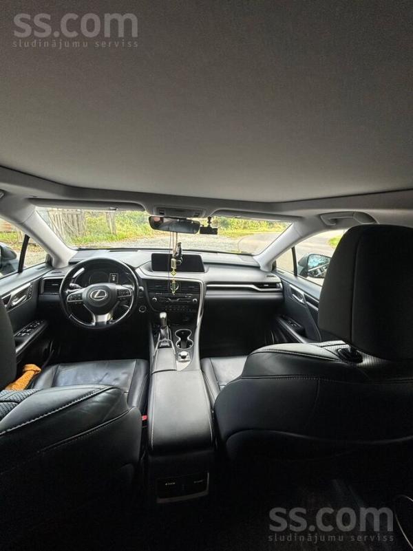 Black Lexus RX 2016 in Riga, with an engine capacity of 3.50 L and mileage of 195 thousand km for 28000 €, photo 6 on AUTOMOTO.COM.LV