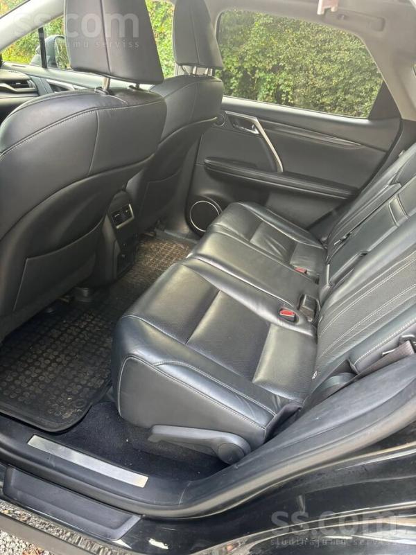 Black Lexus RX 2016 in Riga, with an engine capacity of 3.50 L and mileage of 195 thousand km for 28000 €, photo 7 on AUTOMOTO.COM.LV