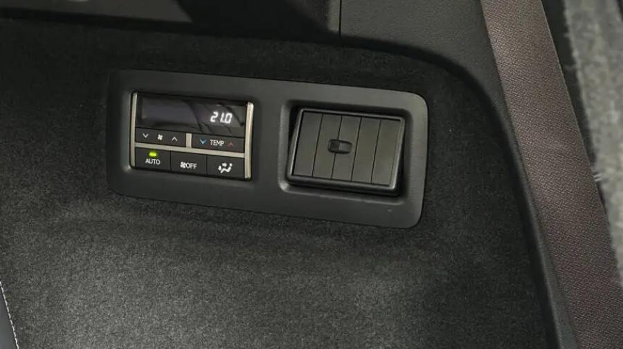 Black Lexus RX 2019 in Riga, with an engine capacity of 3.50 L and mileage of 157 thousand km for 35990 €, photo 18 on AUTOMOTO.COM.LV