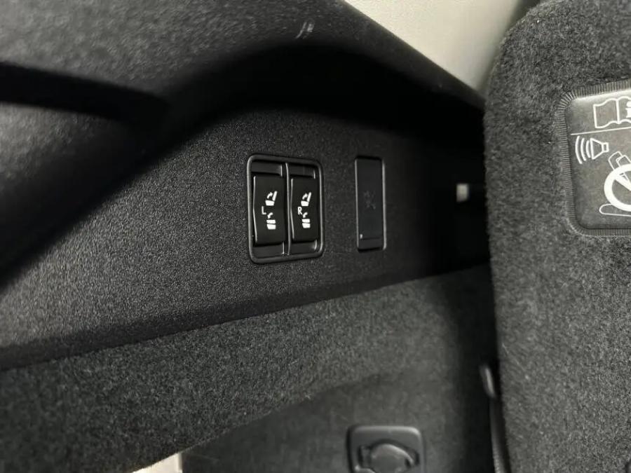 Black Lexus RX 2019 in Riga, with an engine capacity of 3.50 L and mileage of 157 thousand km for 35990 €, photo 24 on AUTOMOTO.COM.LV