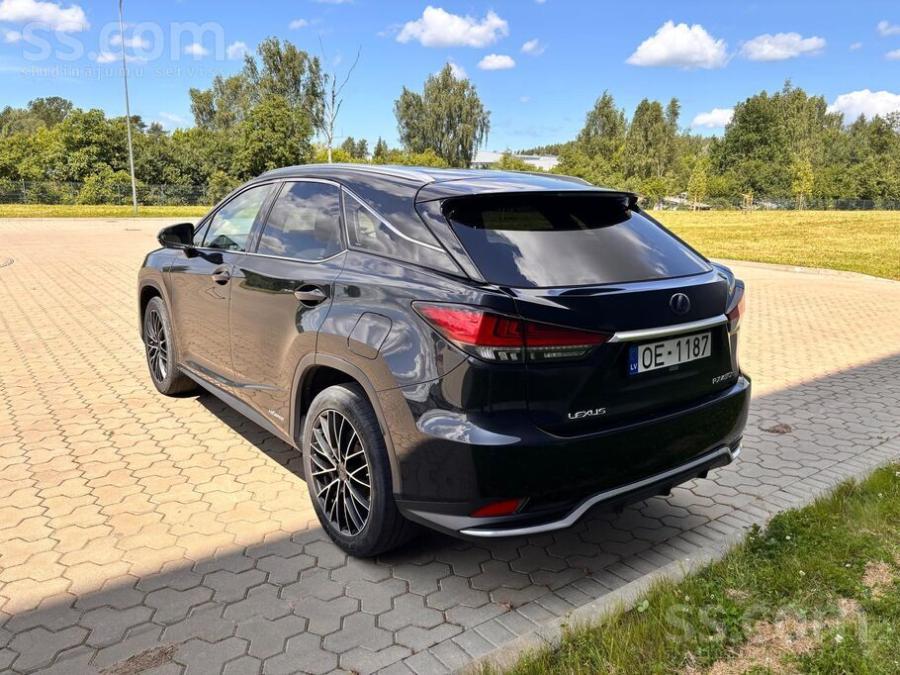 Black Lexus RX 2022 in Riga, with an engine capacity of 3.50 L and mileage of 76 thousand km for 39990 €, photo 3 on AUTOMOTO.COM.LV