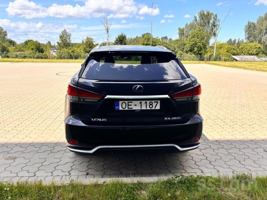 Black Lexus RX 2022 in Riga, with an engine capacity of 3.50 L and mileage of 76 thousand km for 39990 €, photo 4 on AUTOMOTO.COM.LV