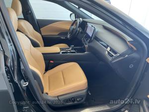 Black Lexus RX 2023 in Tallinn, with an engine capacity of 2.50 L and mileage of 36 thousand km for 67900 €, photo 8 on AUTOMOTO.COM.LV