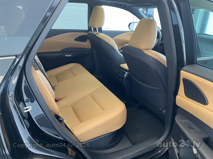 Black Lexus RX 2023 in Tallinn, with an engine capacity of 2.50 L and mileage of 36 thousand km for 67900 €, photo 9 on AUTOMOTO.COM.LV