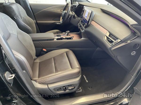 Melns Lexus RX 2023 Tallina, ar dzinēja tilpumu 2.50 L un nobraukumu 45 tūkst. km par 72000 €, foto 7 vietnē AUTOMOTO.COM.LV
