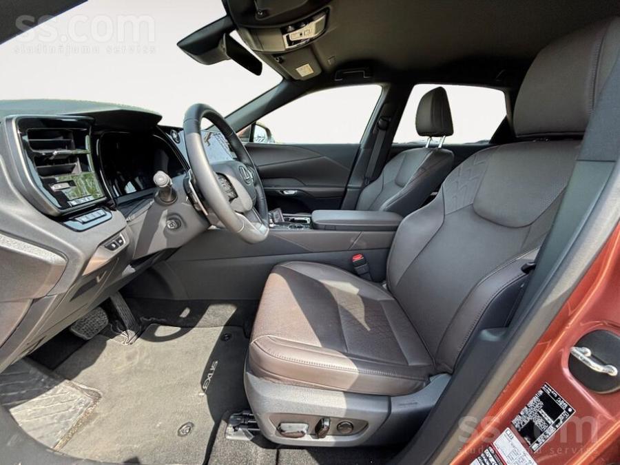 Brown Lexus RX 2025 in Riga, with an engine capacity of 2.50 L and mileage of 13 thousand km for 72900 €, photo 12 on AUTOMOTO.COM.LV