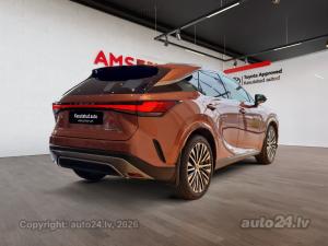 Brūns Lexus RX 2025 Tallina, ar dzinēja tilpumu 2.50 L un nobraukumu 13 tūkst. km par 77990 €, foto 3 vietnē AUTOMOTO.COM.LV