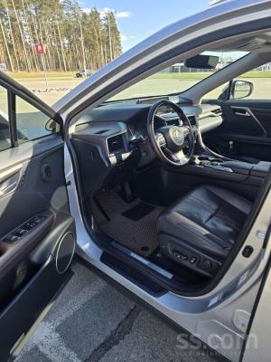 Lexus RX 2017 in Riga, with an engine capacity of 3.50 L and mileage of 235 thousand km for 23500 €, photo 10 on AUTOMOTO.COM.LV