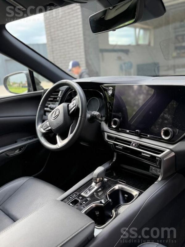 Lexus RX 2023 in Riga, with an engine capacity of 2.50 L and mileage of 41 thousand km for 63500 €, photo 6 on AUTOMOTO.COM.LV