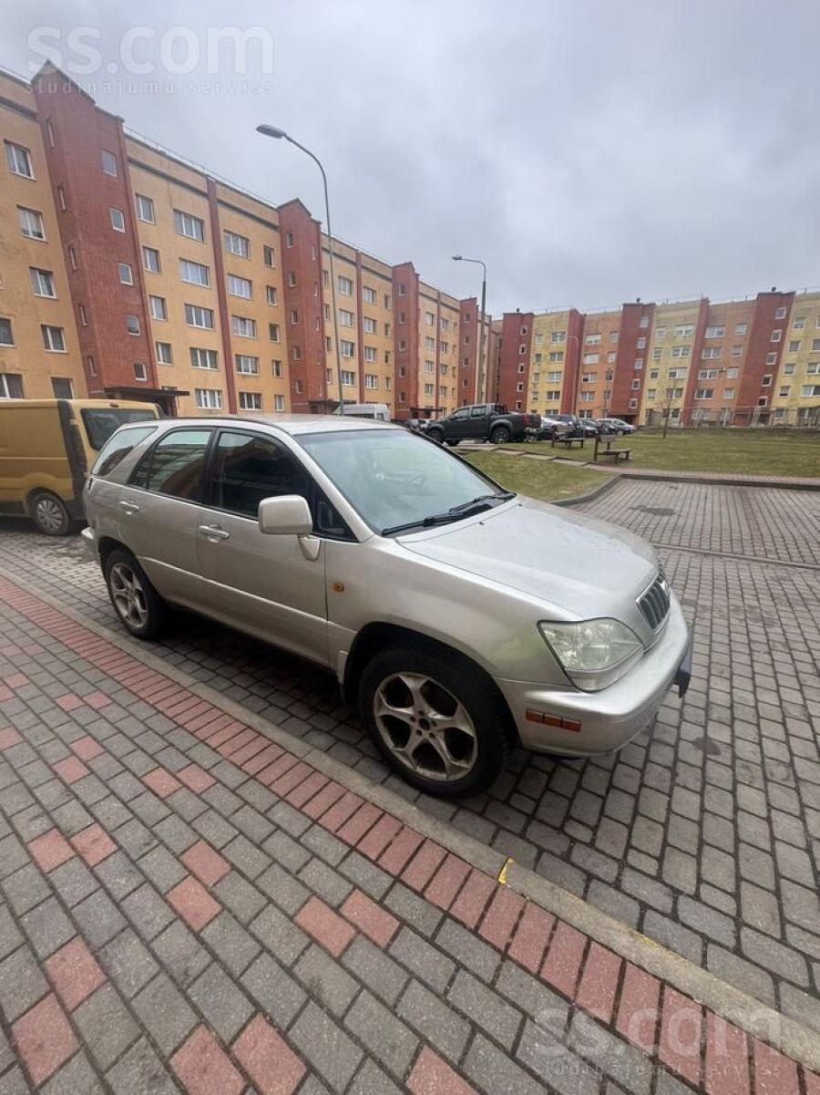 Grey Lexus RX 2002 in Ventspils, with an engine capacity of 3.00 L and mileage of 374 thousand km for 1900 €, photo 1 on AUTOMOTO.COM.LV