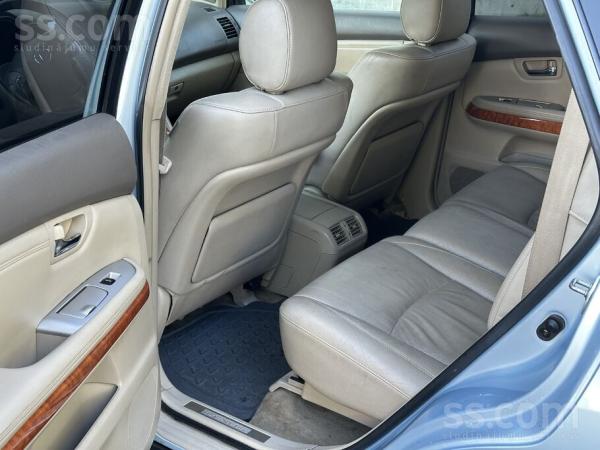 Lexus RX 2004 in Riga on AUTOMOTO.COM.LV Grey Lexus RX 2004 in Riga, with an engine capacity of 3.00 L and mileage of 269 thousand km for 2790 €, photo 10 on AUTOMOTO.COM.LV